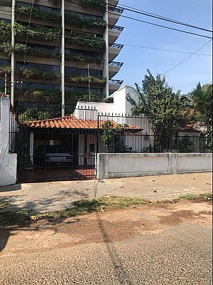 Vendo casa de 5 dormitorios en barrio Mburucuyá | ACIP